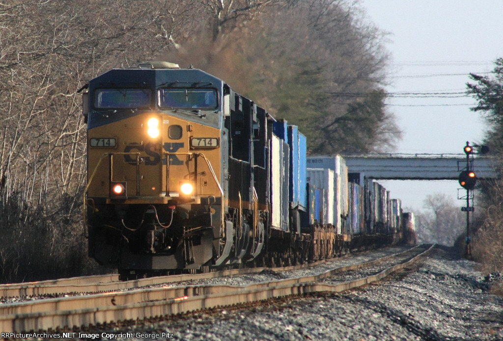CSX 714 and train Q031